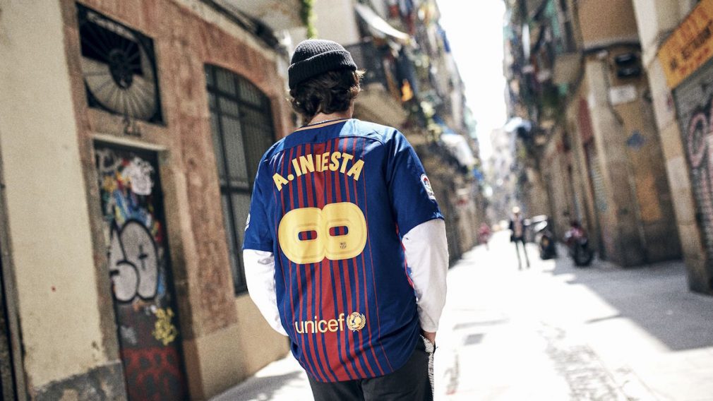 Un maillot du FC Barcelone en hommage à Iniesta - WAVE®