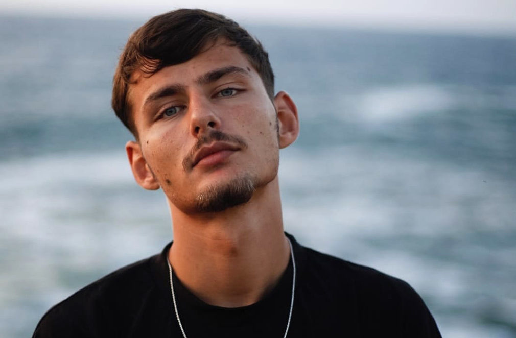 Leonis évoque son passé et ses erreurs dans son single "Au fond du ...