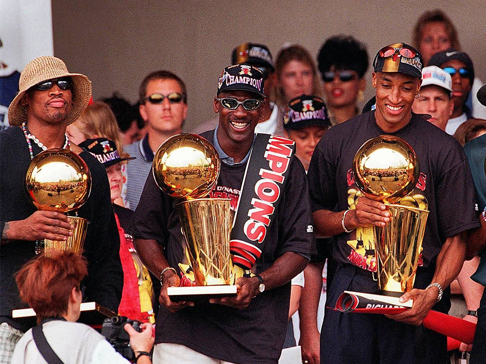 Oakley réédite les lunettes de soleil de Jordan de 1998 - WAVE®