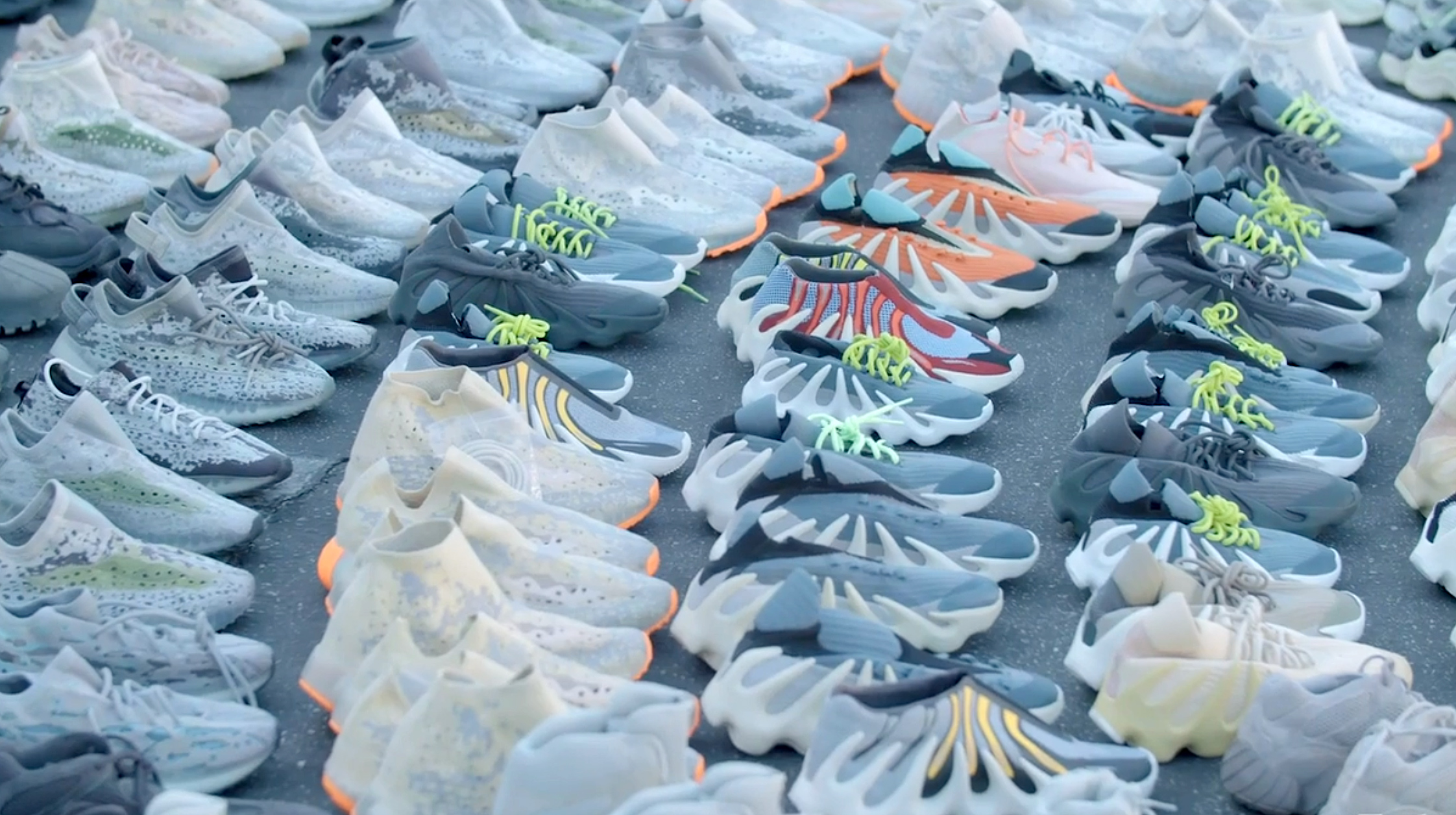 Kanye West dévoile plus de 1000 samples de YEEZY dans une vidéo pour ...