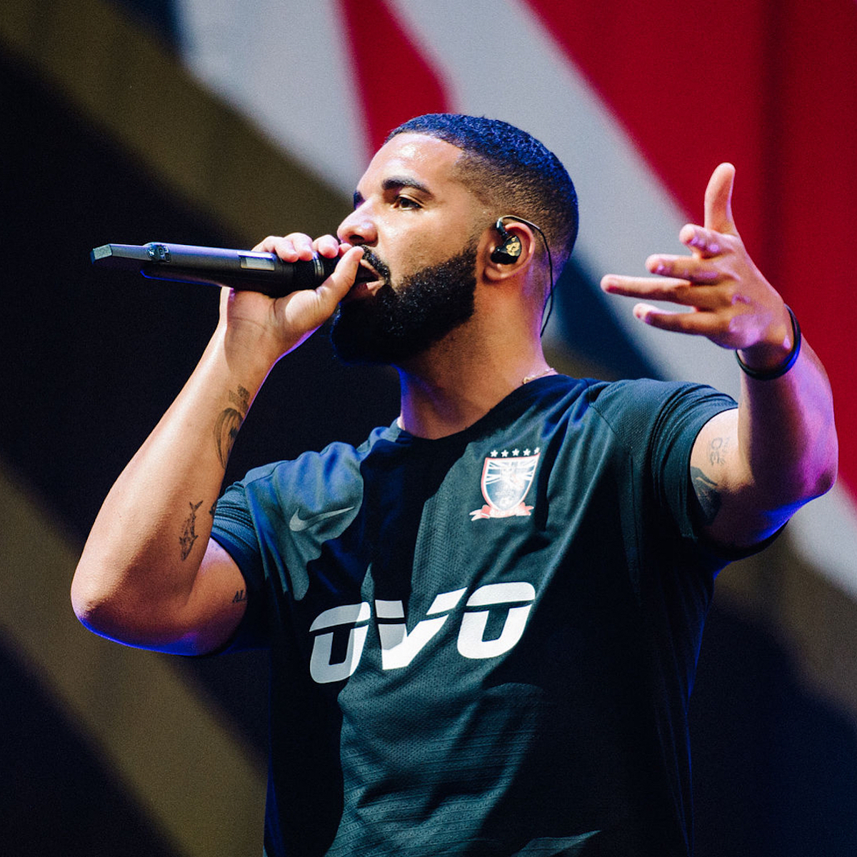 Drake aperçu avec un jersey Nike x OVO | WAVE®