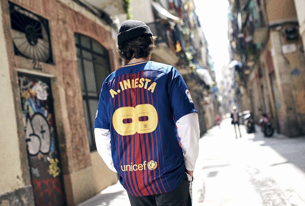Un maillot du FC Barcelone en hommage à Iniesta | WAVE®