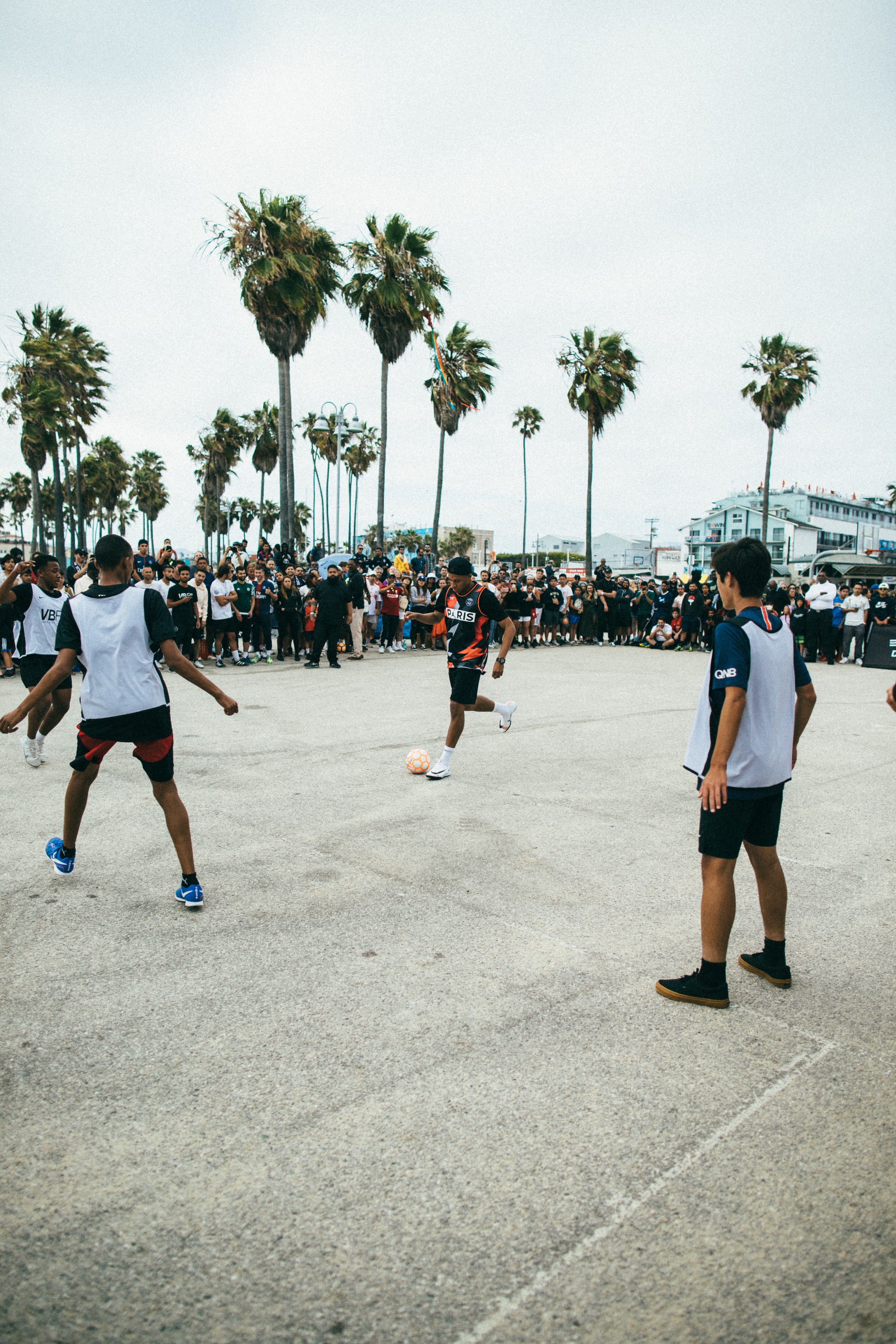 Kylian Mbappé tease la prochaine collection PSG x Jordan à Venice Beach ...