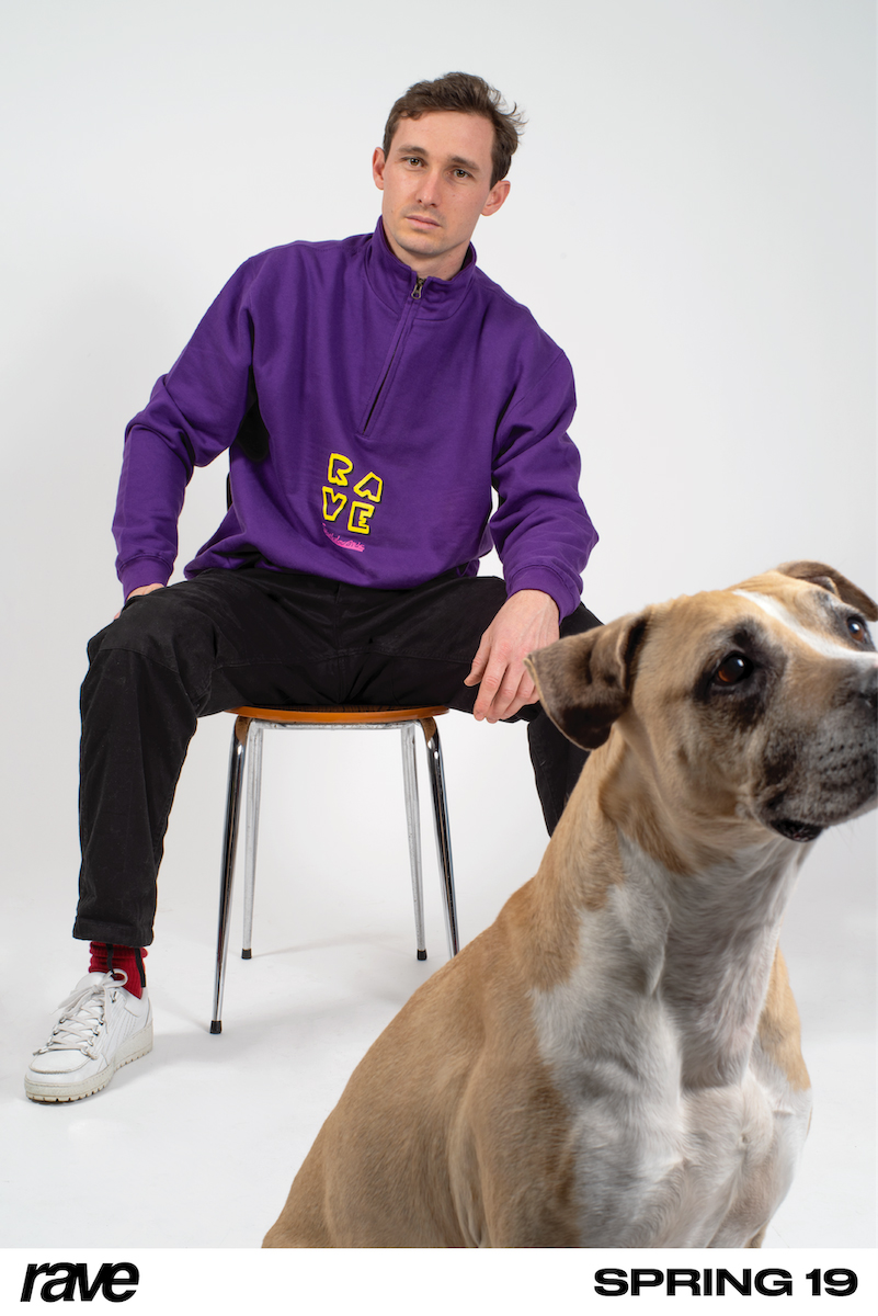 Un chien et des chaises sont les stars du lookbook Rave SS19 | WAVE®