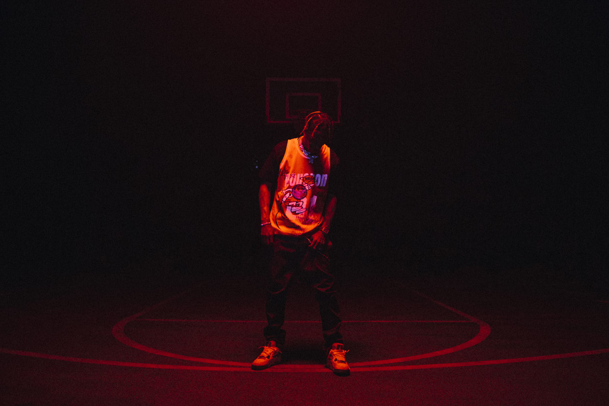 Travis Scott et Mitchell and Ness collaborent sur une capsule hommage ...